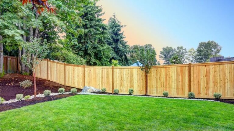 Guide complet pour Choisir et Installer une Clôture au Québec